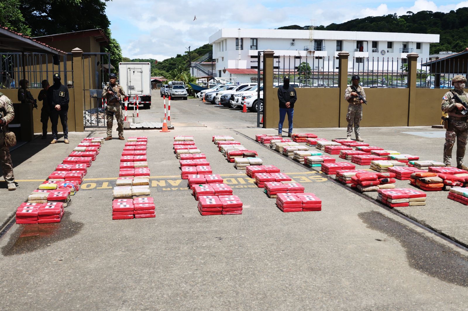 En operación conjunta, PGN, SENAN y SENAFRONT incautan 1286 paquetes de ...